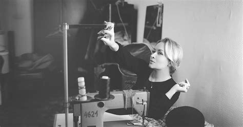 Anna Mois Vokietijoje įamžino Savo Skrybėlių Kūrybinį Procesą Žmonėslt