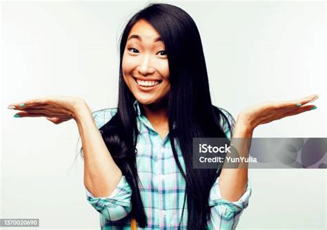 젊은 예쁜 아시아 여자 포즈 쾌활한 감정 고립 된 화이트 배경 라이프 스타일 사람들 개념 닫기 셀카에 대한 스톡 사진 및 기타 이미지 Istock