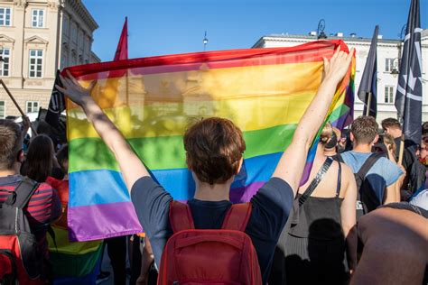Emocinę paramą LGBT jaunuoliams LGL platformoje teikiančios savanorės LGBT vaikai labiausiai