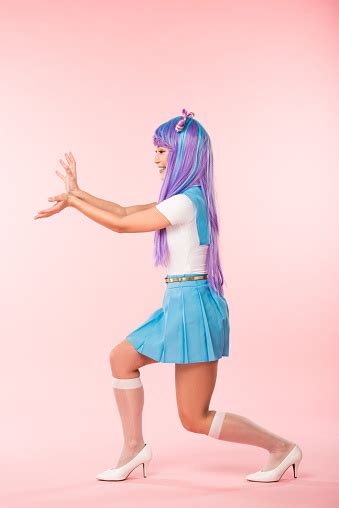 핑크에 포즈 보라색가 발에 웃는 오타쿠 소녀의 전체 길이 보기 가발에 대한 스톡 사진 및 기타 이미지 가발 만화 스타일
