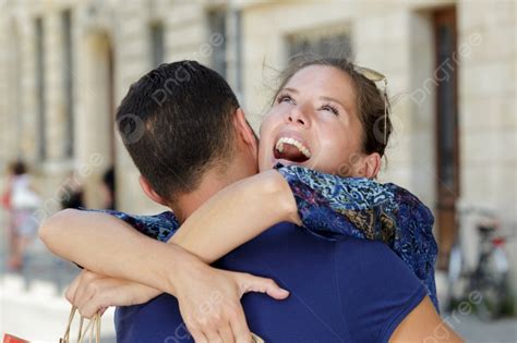 야외에서 껴안고 있는 아름다운 여자와 남자 사진 배경 및 무료 다운로드를위한 그림 Pngtree