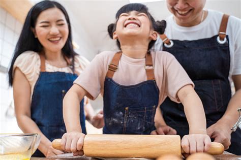 집에서 집에서 함께 부엌에서 시간을 보내는 아시아 행복 한 가족 부모로부터 배우는 어린 소녀 아버지와 어머니 교육과 응원 옆에 가족 활동을 즐길 수 가족에 대한 스톡 사진