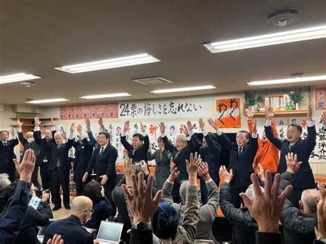 1126日米沢市長選挙 近藤洋介さんの開票を見守り、全く同数の開票速報が続く、厳しい戦いでしたが、最後に約3200票の差をつけ、当選出来