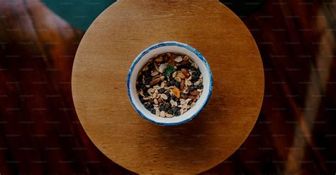 나무 테이블 위에 음식으로 가득 찬 파란색과 흰색 그릇 사진 Unsplash의 음식 이미지