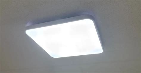 일단 상담했을때부터 친절함이 넘치셨어요 후기도 좋고해서 작업을 맡겼고 제방 거실 이렇게 두군대를 엘이디전등으로 교체했는데 방에서쓰는거 거실에서 쓰는거를 알아서 골라서