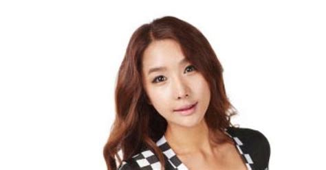 서울오토살롱 레이싱 모델들 가슴라인에 집중