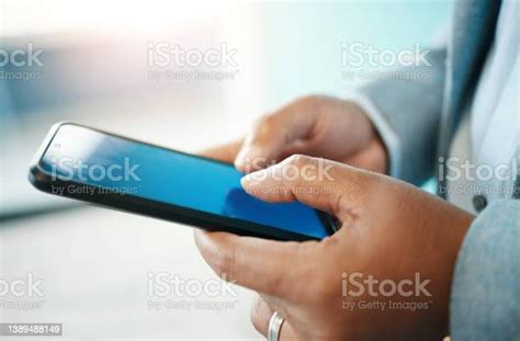 사무실에 혼자 서서 자신의 휴대 전화를 사용하여 인식 할 수없는 사업가의 자른 샷 40 44세에 대한 스톡 사진 및 기타 이미지