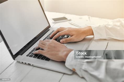 사무실에서 광고 문자 메시지에 대한 빈 복사 공간 화면으로 자신의 노트북에서 작업 하는 젊은 남자 나무 책상에 앉아 공부에 대한 스톡 사진 및 기타 이미지 Istock