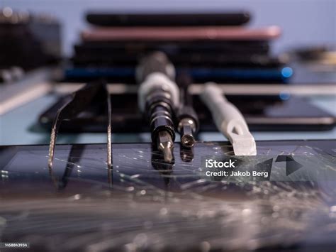 오래된 깨진 스마트 폰 및 수리 도구 컴퓨터 장비 휴대 전화 전자 제품 수리 현대화 및 기술의 개념 0명에 대한 스톡 사진 및 기타 이미지 Istock