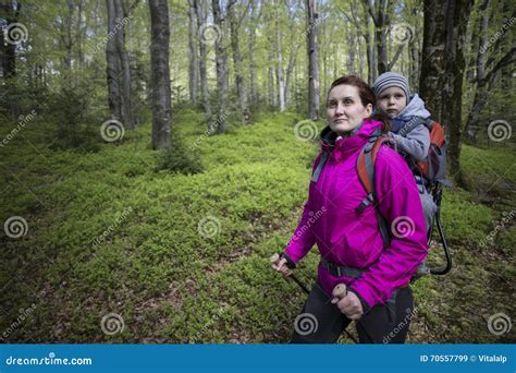 La Mamma Cammina Nella Foresta Con Un Bambino Un Bambino Nei Bambini