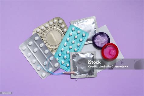 피임약 콘돔 및 자궁 내 장치 보라색 배경 평평한 위치 다양한 피임 방법 피임에 대한 스톡 사진 및 기타 이미지 피임 선택