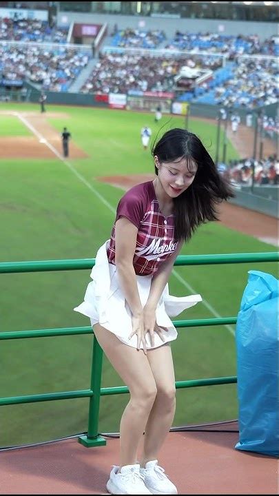 台灣的風又不乖來找多慧了 你們是不是看膩裙子畫面了手忙腳亂李多慧 裙子飛起來像在跳舞 Leedahye 이다혜 이다혜치어리더치어
