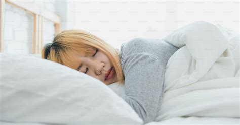 아침에 침대에서 자고 있는 아름다운 젊은 아시아 여자 매력적인 아시아 소녀는 편안한 침실에서 취침 시간을 사용합니다 휴식 침실 Iifestyle 아시아 여성 집에서