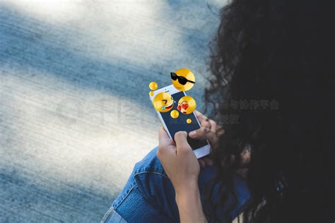 表情符号高清图片 使用智能手机发送表情符号的女人的特写镜头。社会观念。 产品实拍免费下载 格式 5000像素 编号43601070 千图网