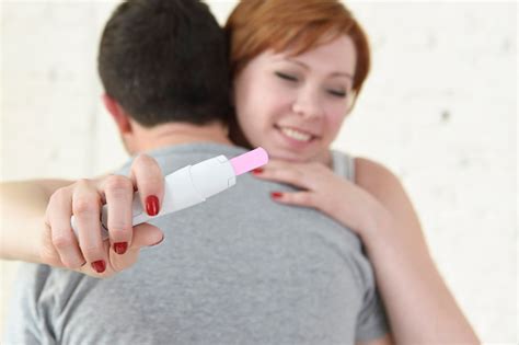 젊은 행복함 커플입니다 긍정적인 결과 임신 검사 예상하지 아기 2명에 대한 스톡 사진 및 기타 이미지 2명 가정의 방 개념 Istock