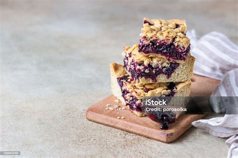 열매 잼과 나무 판에 무너져 짧은 크러스트 파이 바 가벼운 콘크리트 배경 수제 베이커리 공간을 복사합니다 0명에 대한 스톡 사진 및 기타 이미지 Istock