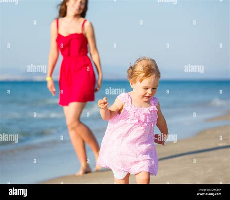 Kleines Mädchen Am Strand Stockfotografie Alamy