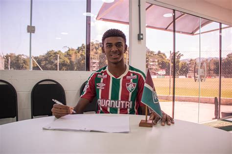 Volante Assina Primeiro Contrato Profissional O Fluminense