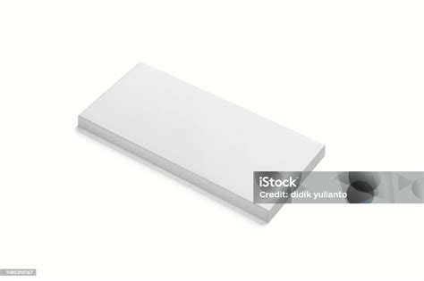 빛 회색 배경에 사실적인 평면 광장 골판지 패키지 상자 모형 3d 렌더링 디자인에 적합한 모형 템플릿을 사용할 수 있습니다 0