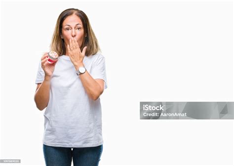중세 스페인 여자 손으로 실수 두려움의 표현에 대 한 수치와 충격 절연된 배경 표지 입에 먹고 먹고 침묵 비밀 개념에에서 무서