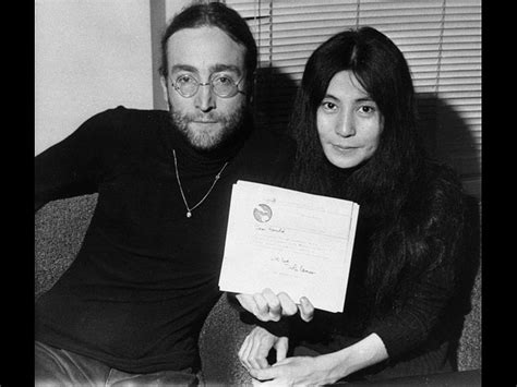 Джон Леннон и Йоко Оно демонстрируют письмо Леннона премьер министру Великобритании Гарольду