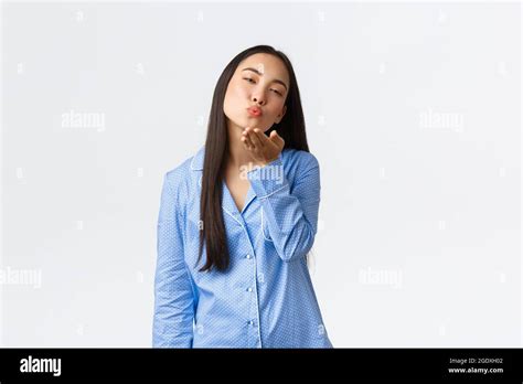 Adorable Fille Asiatique Endormi En Pyjama Bleu Envoyant Le Baiser Du Matin Les L Vres Pliantes