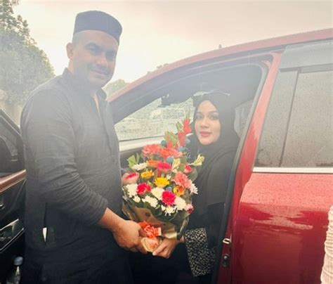 স্বামীকে বাসায় নিয়ে গেলেন মাহী