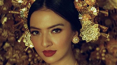 Beredar Momen Raline Shah Makan Bareng Ayah Gigi Hadid Sambil Baca
