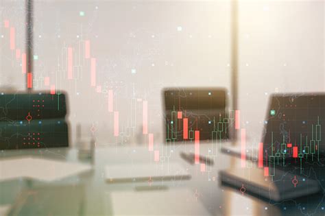 세계 지도 홀로그램과 배경 파산 및 경기 침체 개념에 Pc가 있는 현대적인 데스크탑이 있는 창의적인 추상 경제 위기 차트 다중