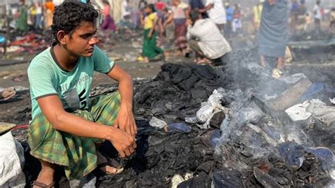২ হাজারের বেশি ঘর পুড়ে ছাই খোলা আকাশের নিচে রোহিঙ্গারা