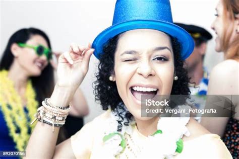 흑인 여성 파란색 모자를 착용 하 고 웃 고 카니발 축제 파티입니다 그녀는 눈을 깜박임 이다 바람둥이 N 브라질 사육제에 대한 스톡 사진 및 기타 이미지 Istock