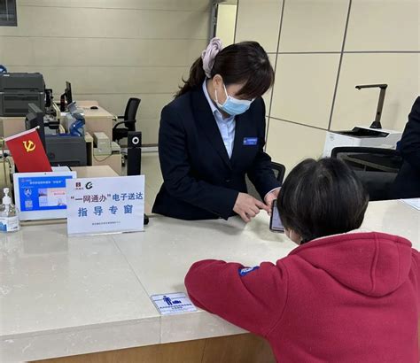 上海市长宁区人民政府 社区 这些证照可电子送达新泾镇开设专窗教你使用