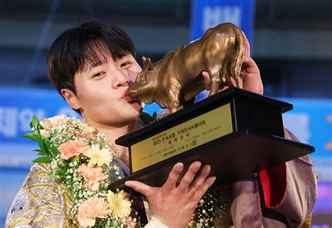 용인특례시청 김윤수 거제장사씨름대회에서 생애 첫 태백장사 등극