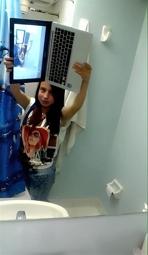 19 Bizarre Yet Hilarious Selfie Background Fails That‘ll Make You Burst