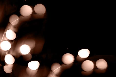 어두운 배경에 흐릿한 화환 조명 축제 크리스마스와 새해 배경 소프트 초점 2025 년의 컬러 톤 이미지 모카 무스 0명에 대한 스톡 사진 및 기타 이미지 Istock