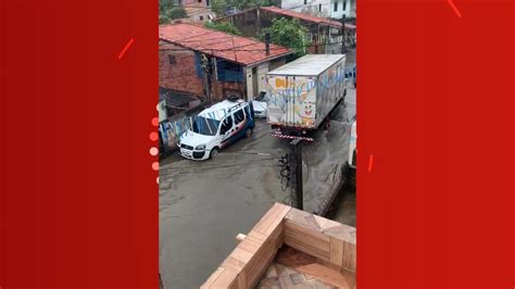 Chuva forte deixa ruas alagadas em Salvador veja previsão para o fim