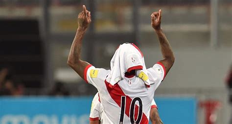 Jefferson Farfán marcó el primer gol de la selección y se lo dedicó