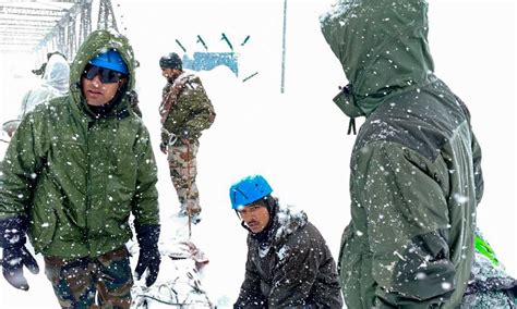 Avalanche Buries Bro Camp In Uttarakhand 33 Workers Rescued 22 Still
