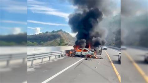 Se registra choque en la Siglo XXI dos vehículos se incendian