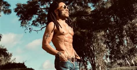 גם בגיל 60 לני קרביץ פשוט נראה כמו חיה רעה