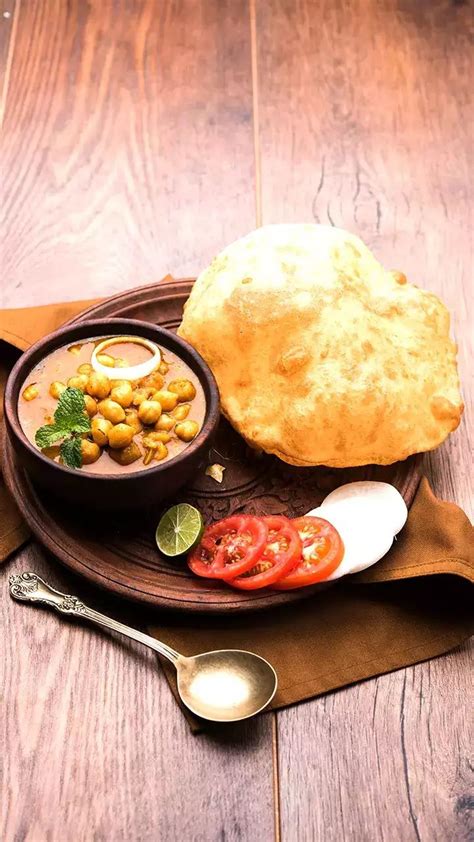 Chhole Bhature हॉटेलसारखे भटूरे बनवा घरच्या घरी काही खास टिप्स