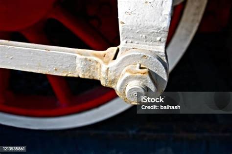 금속 부품 과 빈티지 증기 엔진 기관차의 운전 바퀴의 세부 사항 클로즈업 보기 석탄과 철 기계의 추상 미술 철도 운송의 역사 0명에 대한 스톡 사진 및 기타 이미지 Istock