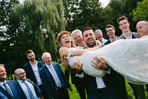 Een Heerlijke Festival Bruiloft In De Buitenlucht Met Een Zingende Bruid
