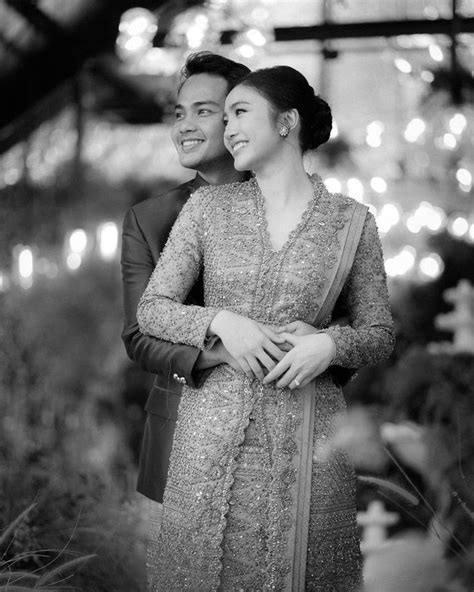 Foto Gaya Febby Rastanty Saat Dilamar Polisi Memesona Pakai Kebaya Oranye