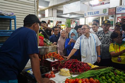 Kunjungi Pasar Besar Madiun Mendag Zulkifli Hasan Bagikan Bantuan