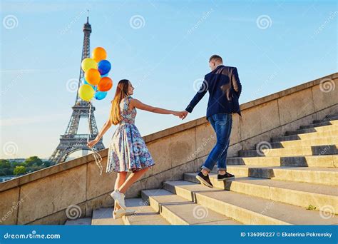 Pares Rom Nticos Con Los Globos Coloridos Cerca De La Torre Eiffel Imagen De Archivo Imagen De