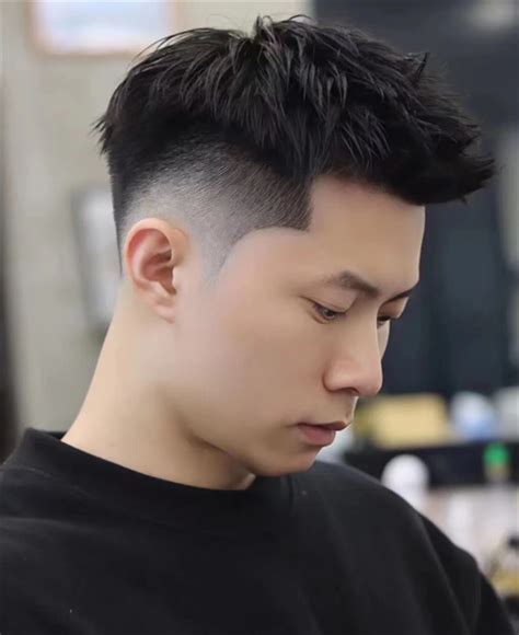 夏季潮男发型示范 时髦酷炫前刺短发男士短发 美发站