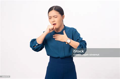 아시아 여성은 하얀 배경에 고립 된 채 인후통으로 아팠습니다 A형 인플루엔자 바이러스에 대한 스톡 사진 및 기타 이미지 A형
