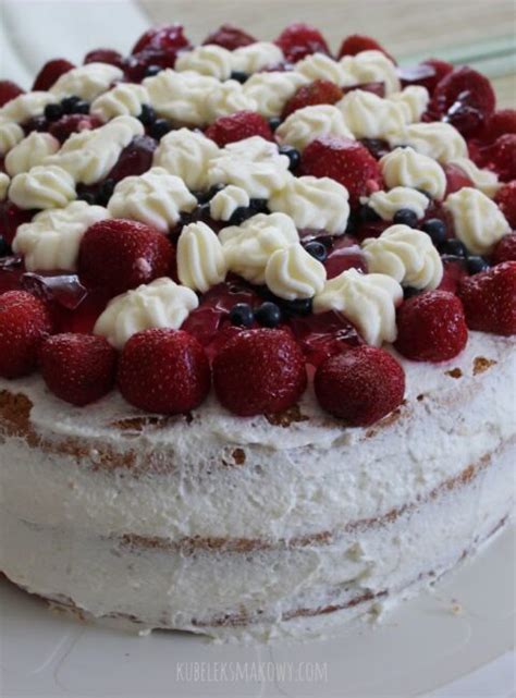 Tort truskawkowy z mascarpone i bitą śmietaną