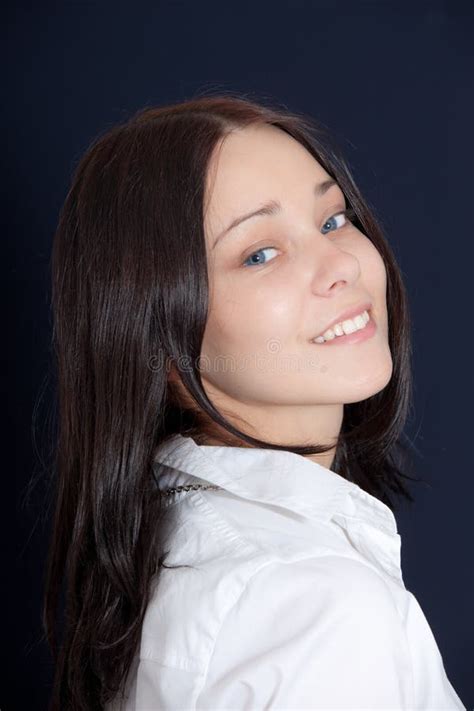 Belle Fille Aux Yeux Bleus Image Stock Image Du Beauté 17142683